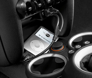 Media adapter for Apple iPod/iPhone