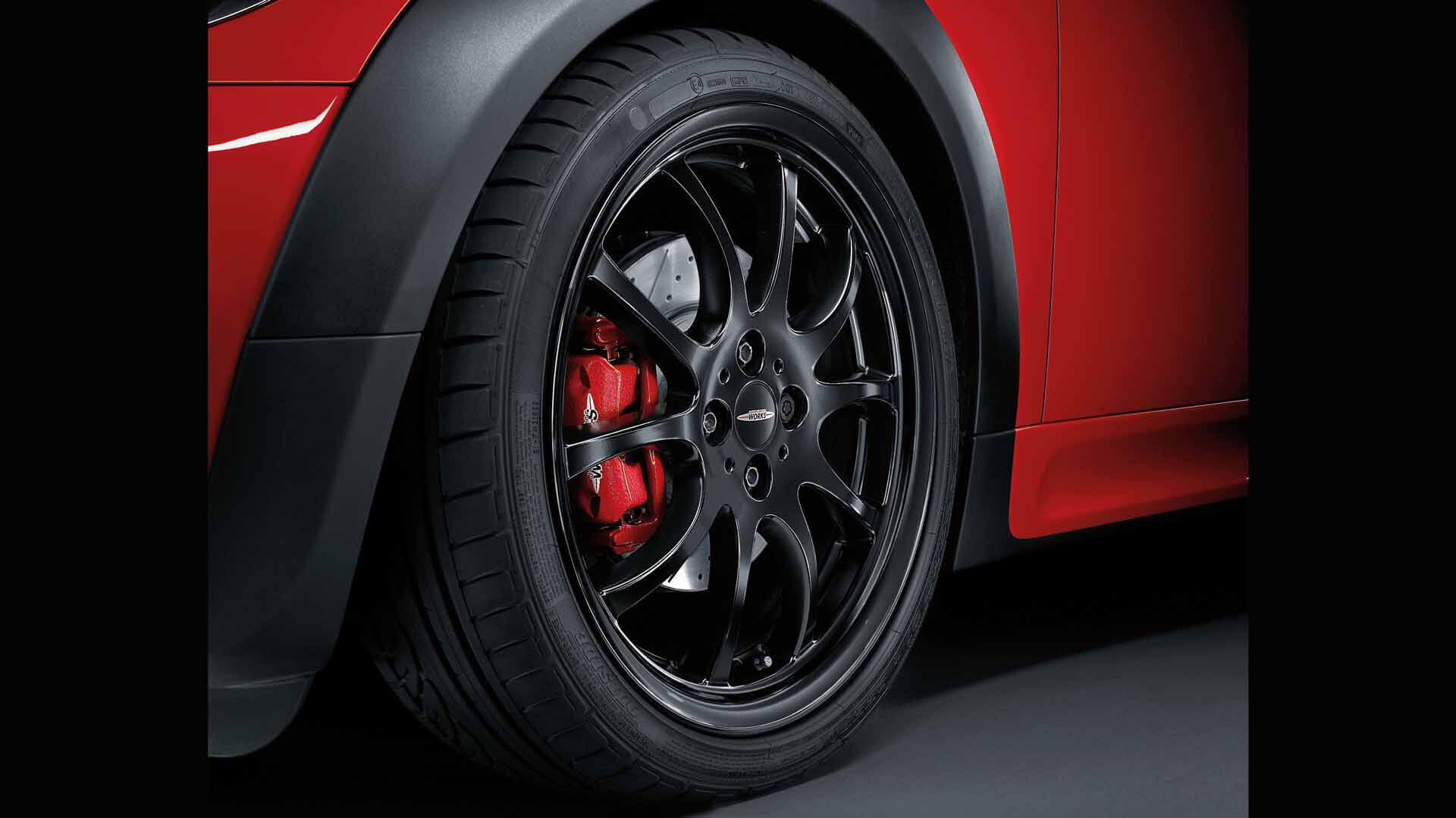 Double-spoke R105 light alloy wheel in Matt Black
