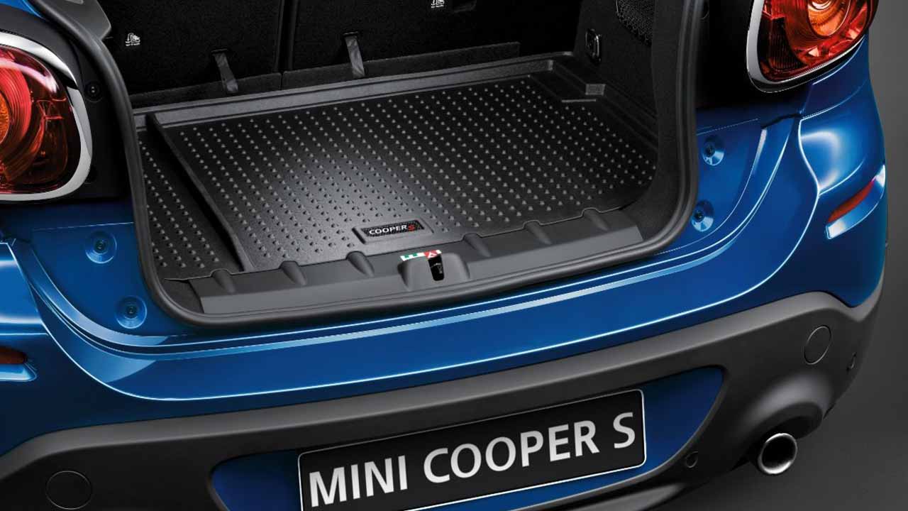 Fitted luggage compartment mat